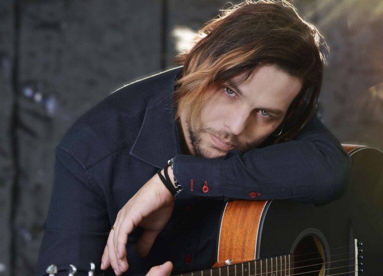 Navarone Garibaldi Talks About Them Guns, Snakes and a Plane ...